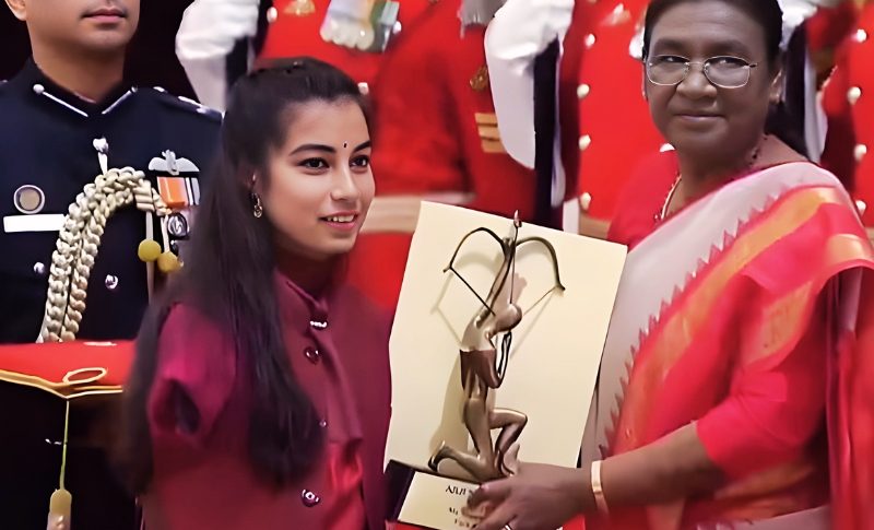 Para Archer Sheetal Devi Receives Arjuna Award From President Murmu
