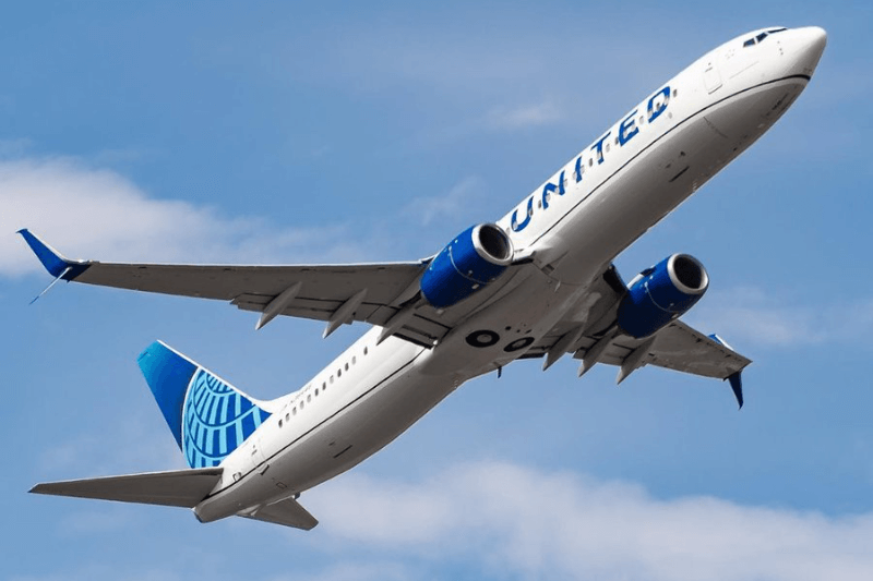 Boeing 787 Dreamliner Emergency Landing After Engine Failure